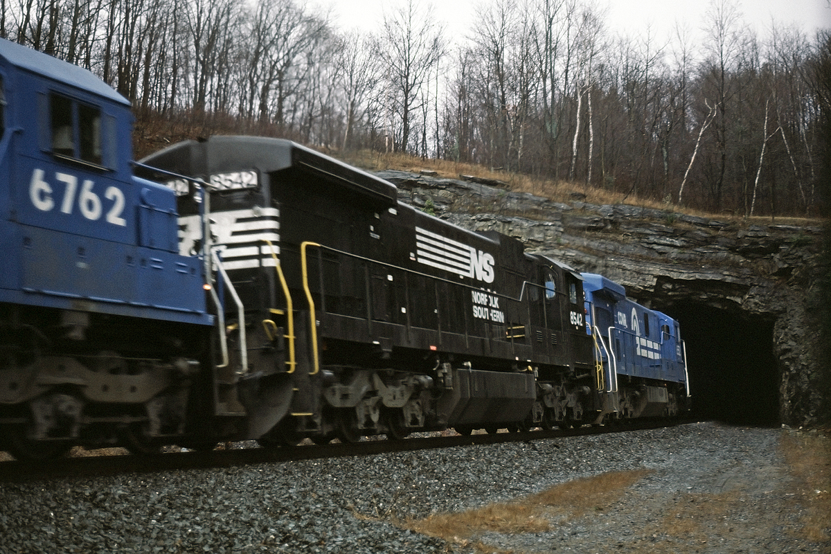 CR 6762 at State Line Tunnel on 1/27/1985 | Conrail Photo Archive