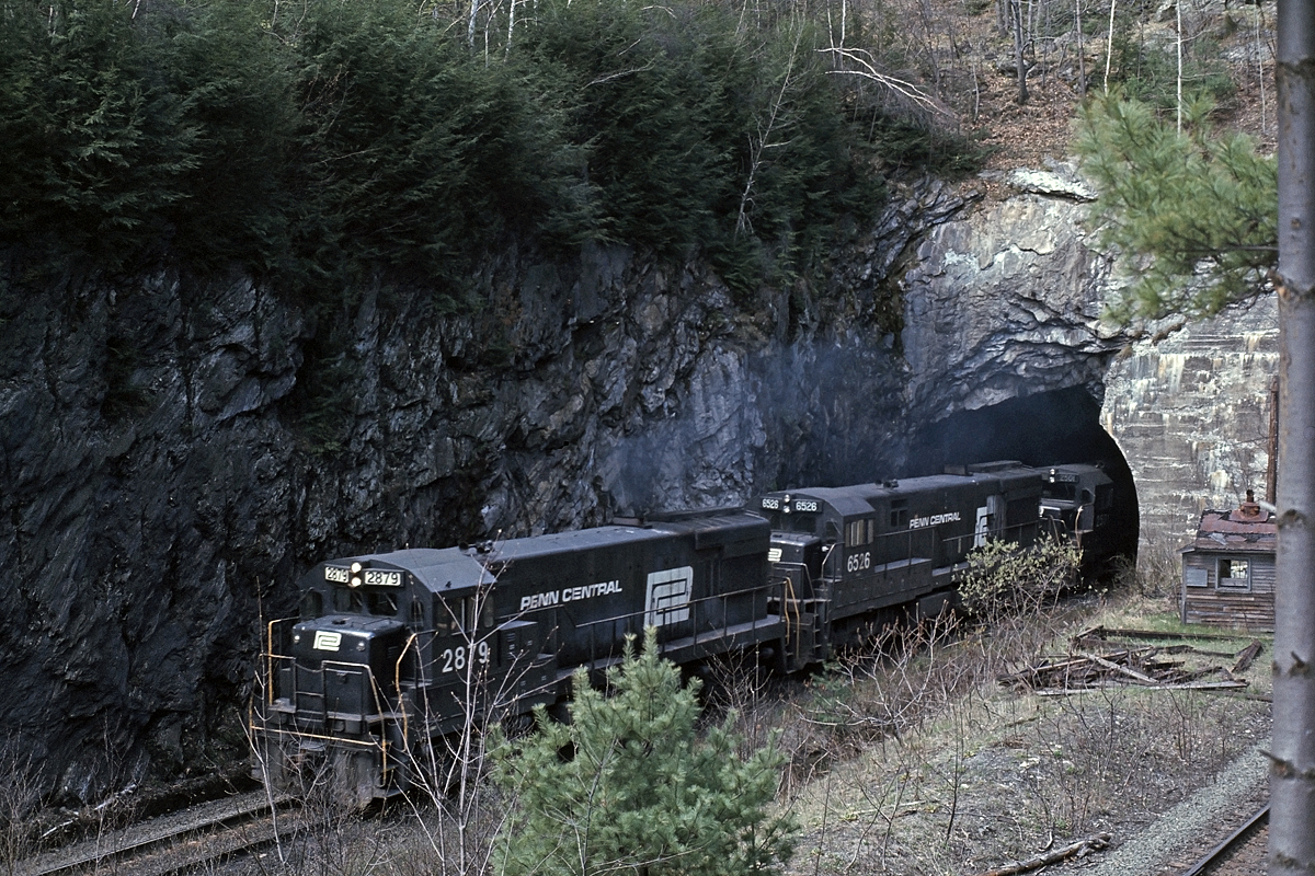 CR 2879 at State Line Tunnel on April 24, 1976 | Conrail Photo Archive