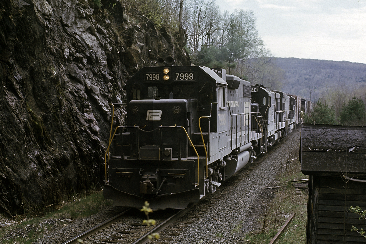 CR 7798 at State Line Tunnel on 4/26/76 | Conrail Photo Archive