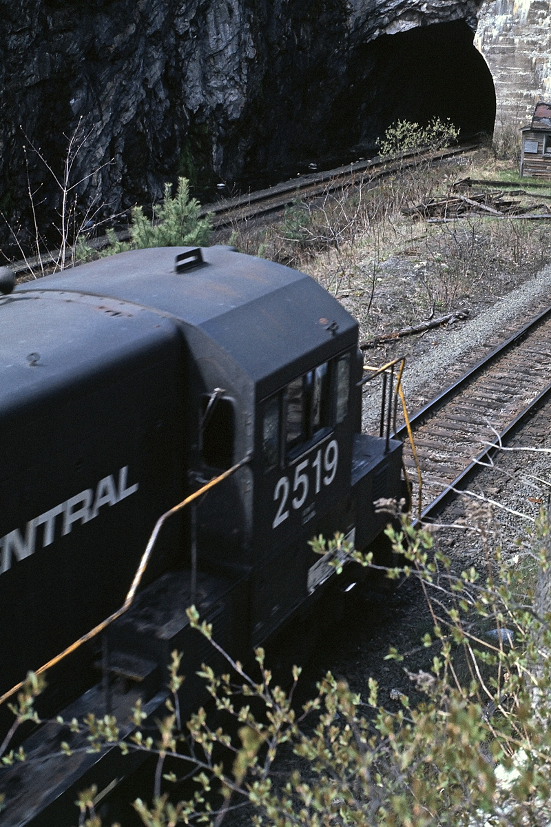 CR 2519 at State Line Tunnel on April 24, 1976 | Conrail Photo Archive