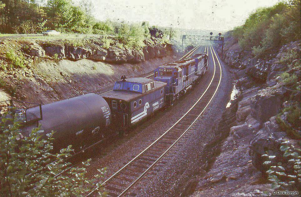 CR 6041 at Bennington Curve | Conrail Photo Archive