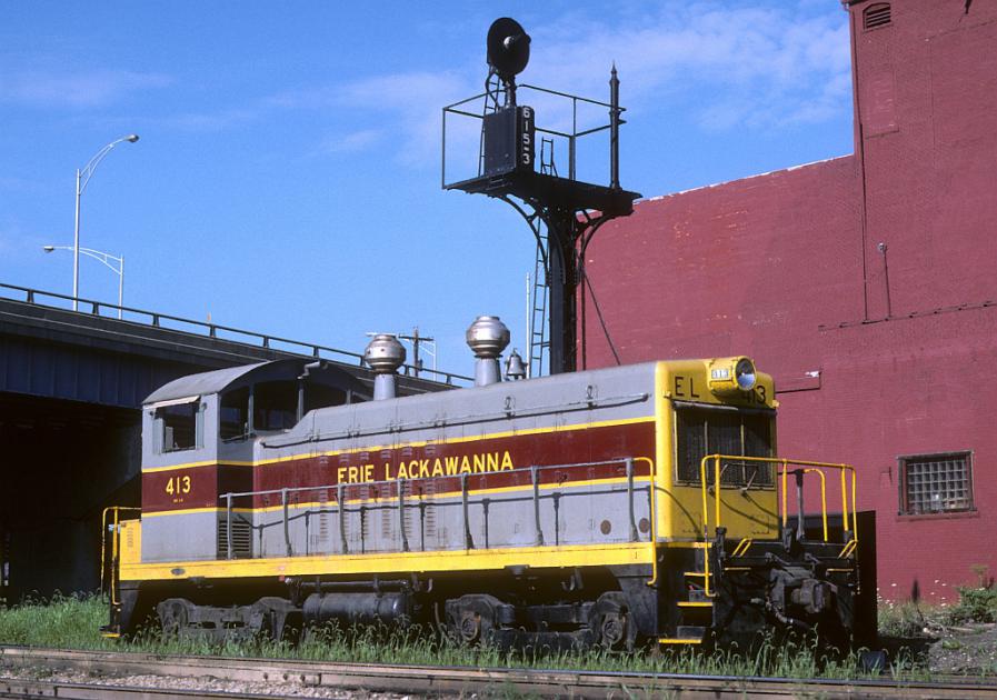 CR 9220 EMD NW2 Akron 08-76 | Conrail Photo Archive