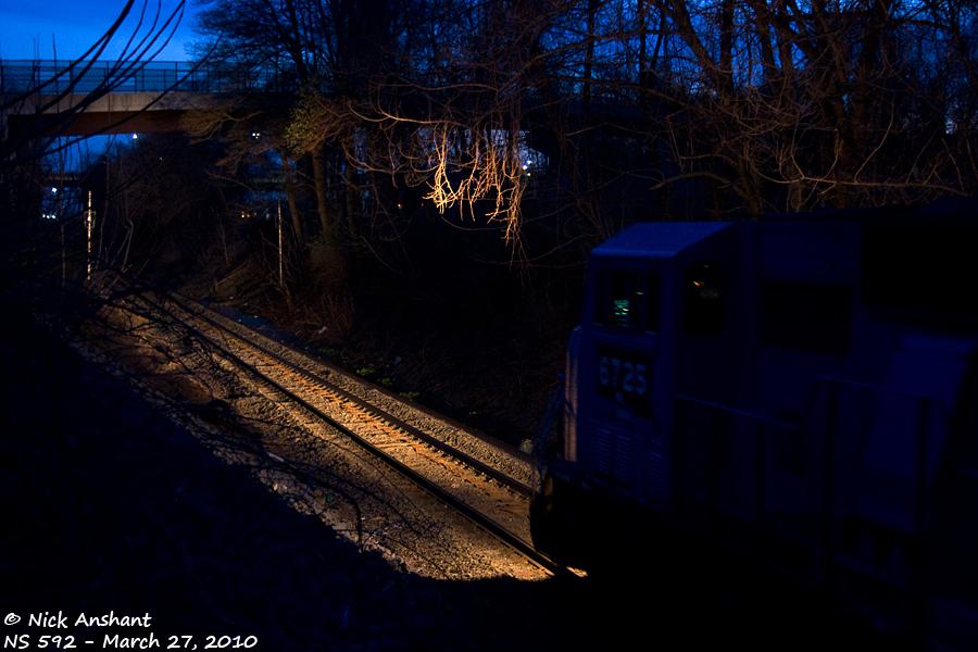 NS 6725 (ex-CR 5590) leads NS 592 at Overview, PA | Conrail Photo Archive