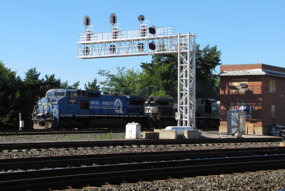 NS Light Power Move w/blue NS 8367 C40-8W Leading | Conrail Photo Archive