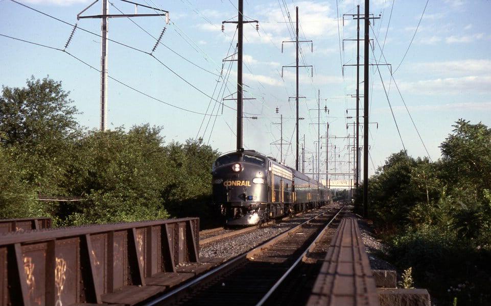 CR 4020 heads to Jersey on the Delair Bridge approach. 7/8/1986 | Conrail Photo Archive