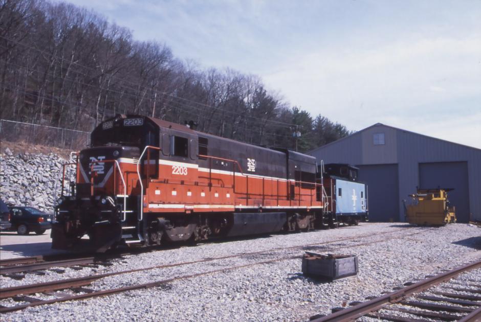 CR 2798/PW2203/NAUG 2203 at Thomaston, CT. on 4/19/09. | Conrail Photo ...