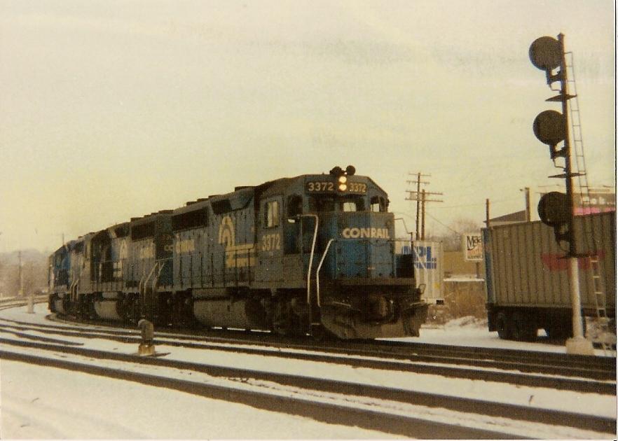 CR 3372 with MAIL-9 at CP Burn in Allentown, PA | Conrail Photo Archive