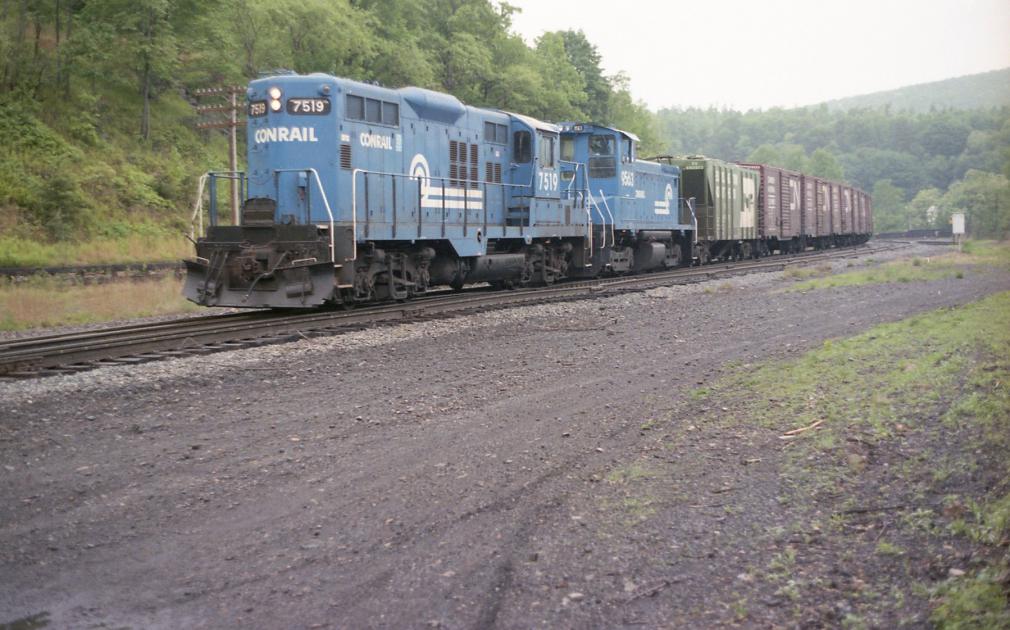 CR 7519 GP10 + CR 9563 SW1500 at CP CLINT | Conrail Photo Archive
