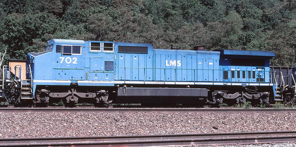 LMS 702 on TV-3 at South Fork, PA 8/20/98 | Conrail Photo Archive