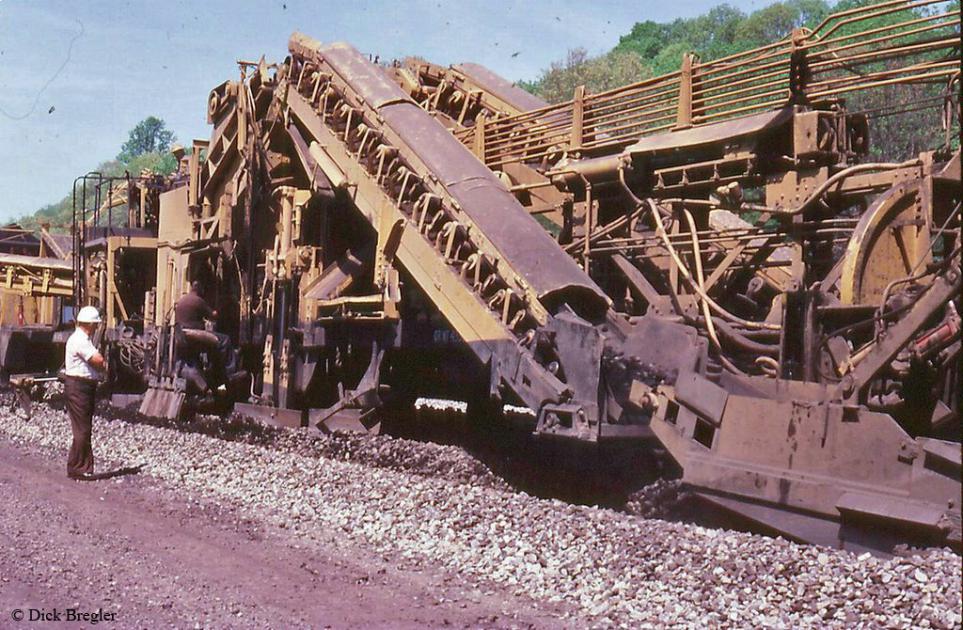 Speno ballast cleaner at Conpit | Conrail Photo Archive