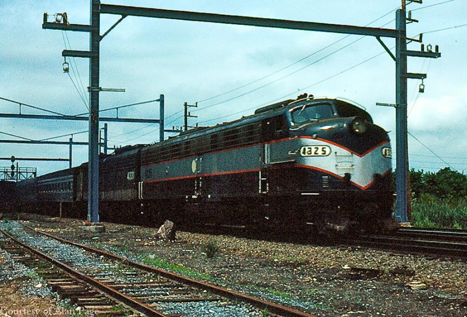 NJT 4325 ex-PC 4253 South Amboy, NJ 7-10-1981 | Conrail Photo Archive