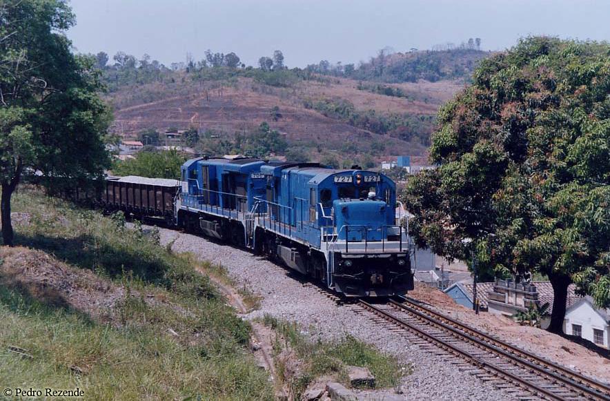 EFVM 727 (ex-CR 5007) and EFVM 706 (ex-CR 5020) in Brazil in 2004 | Conrail Photo Archive