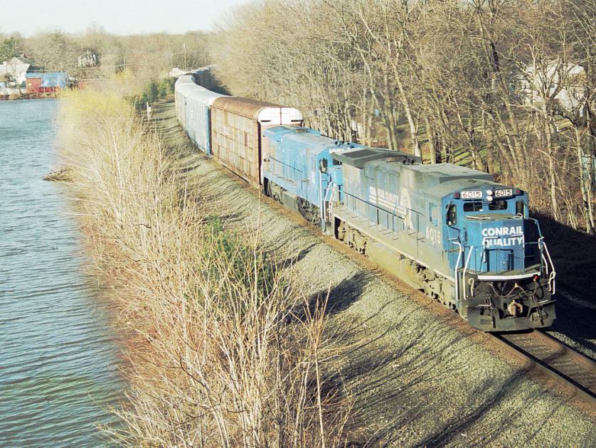 CR 6015 at New Market Pond | Conrail Photo Archive
