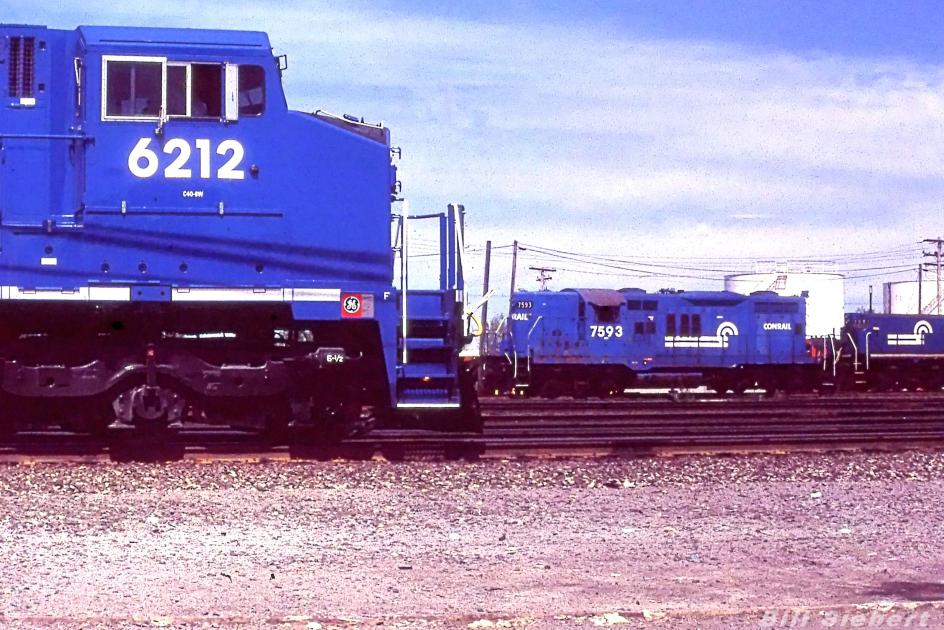 CR 6212 and CR 7593 in 1993 | Conrail Photo Archive