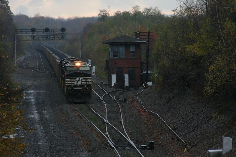 GEVOs passing AR Tower | Conrail Photo Archive