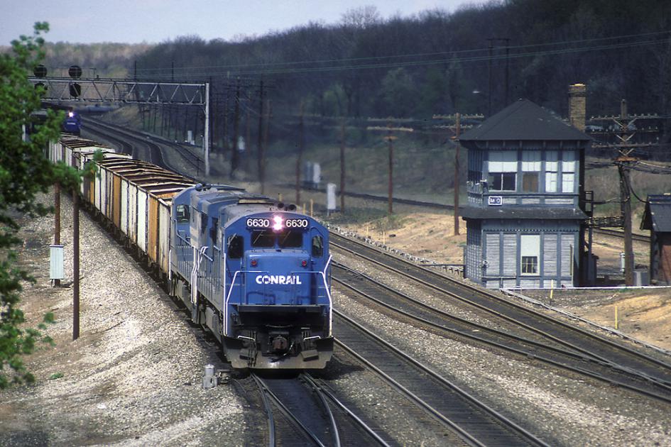 CR 6630 Leads ENPI-2 past MO Tower, 5/86 | Conrail Photo Archive