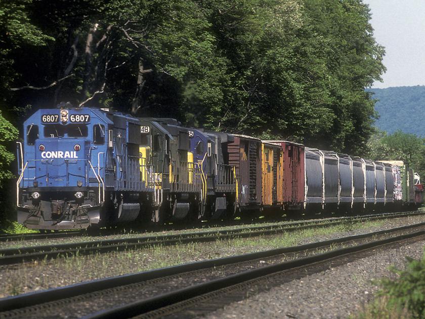 CR 6807, a CNW and a CSX Unit Marysville, PA 5/28/1994 | Conrail Photo Archive