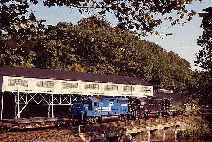 CR 9625 leads the 8154 and 3303 with a train on its way back to Reading ...