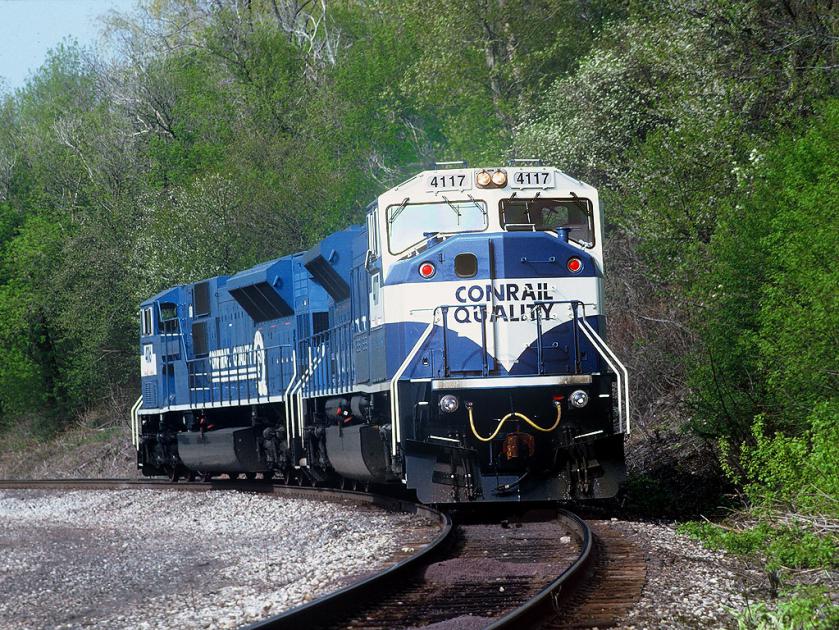 CR 4117 and 4116 climb the "Back-Track" of Ashtabula Harbor Yard | Conrail Photo Archive