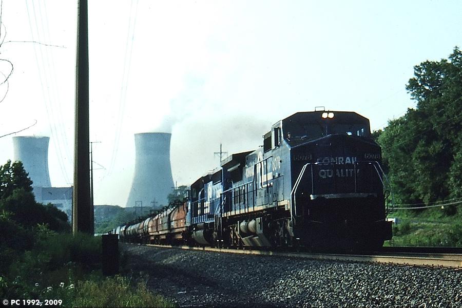 CR 6078 leads PIED0 at Linfield, PA 7/11/92 | Conrail Photo Archive