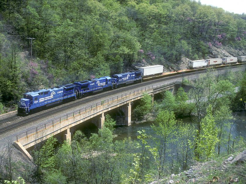 CR 5066 Leads MAIL-9H Through Union Furnace PA, 5/93 | Conrail Photo Archive