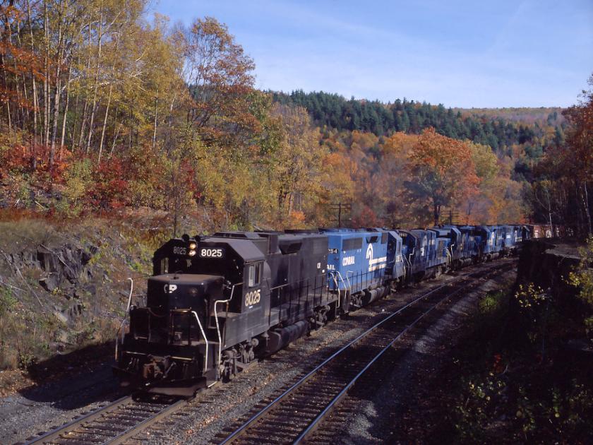 CR 8025 on SPSE Middlefield, MA 10/18/82 | Conrail Photo Archive