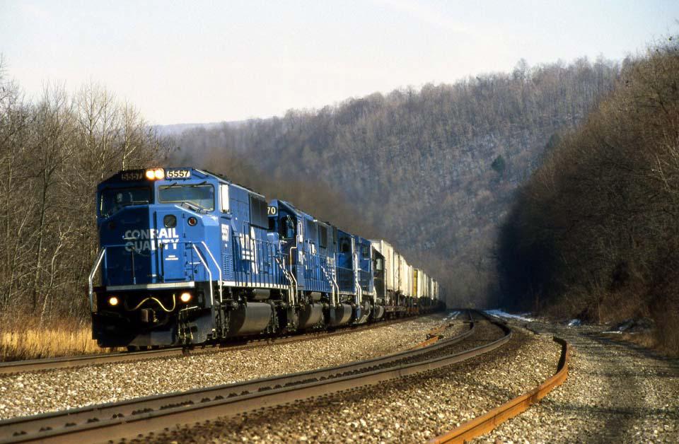 CR 5557 and MAIL-9K at Port Royal, 3/95 | Conrail Photo Archive