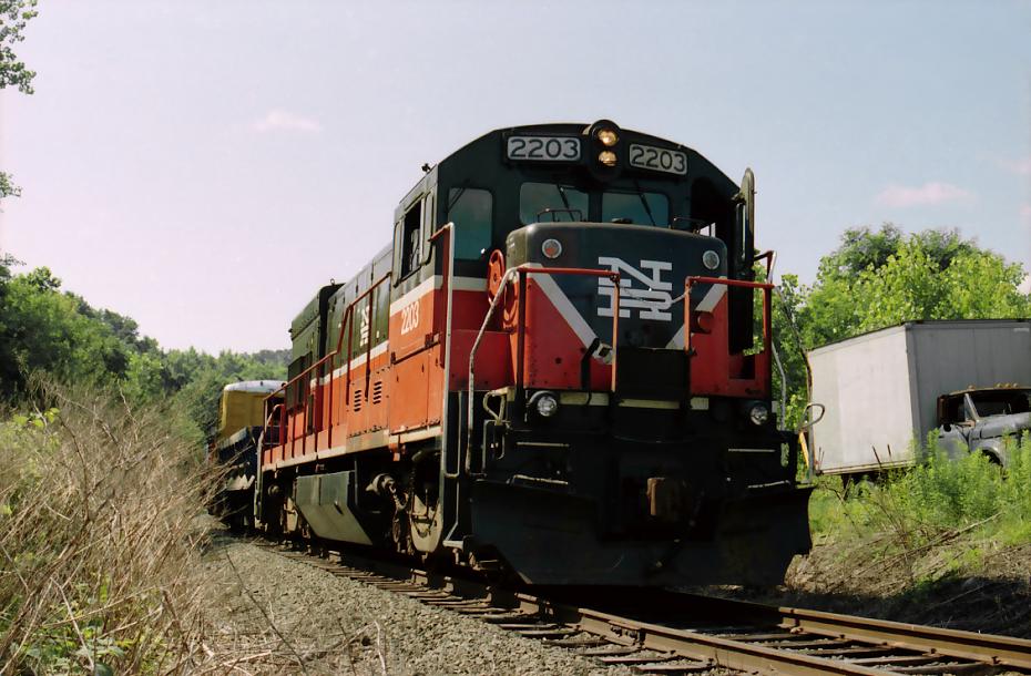 CR 2798/NAUG 2203 at Waterbury, CT. on 6/29/04. | Conrail Photo Archive
