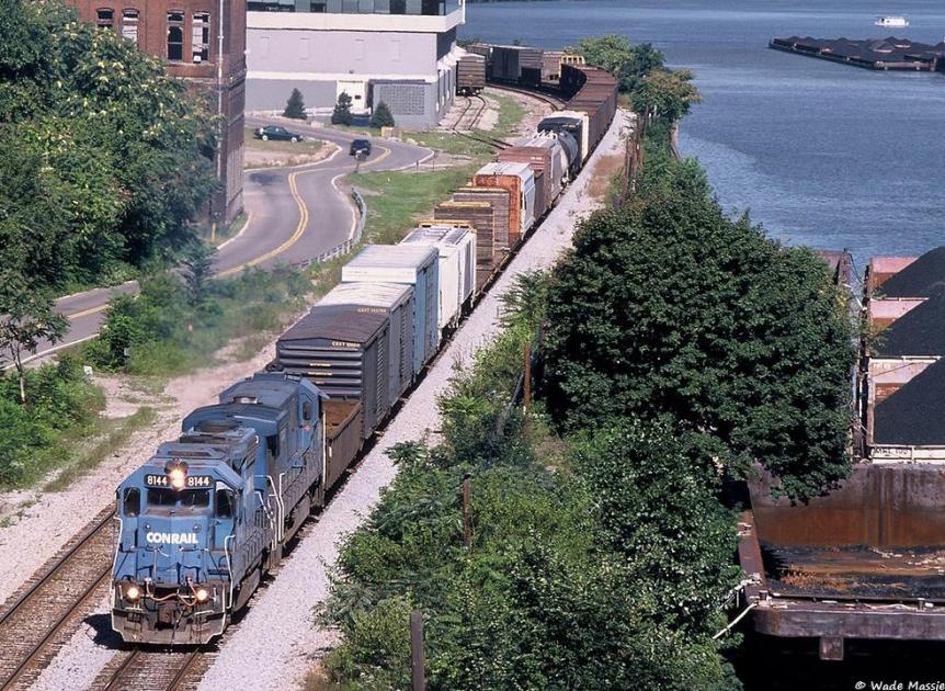 CR 8144 leads CSX L286 at Pittsburgh, PA | Conrail Photo Archive