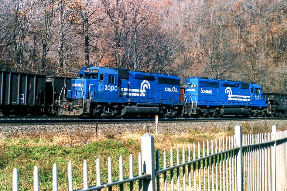CR 3000 & 6260 on Horseshoe Curve, March 1988 | Conrail Photo Archive
