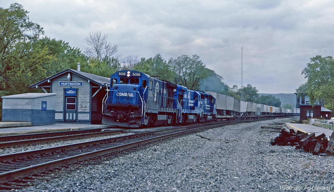 CR 5016 at Huntingdon, PA 10/16/1986 | Conrail Photo Archive
