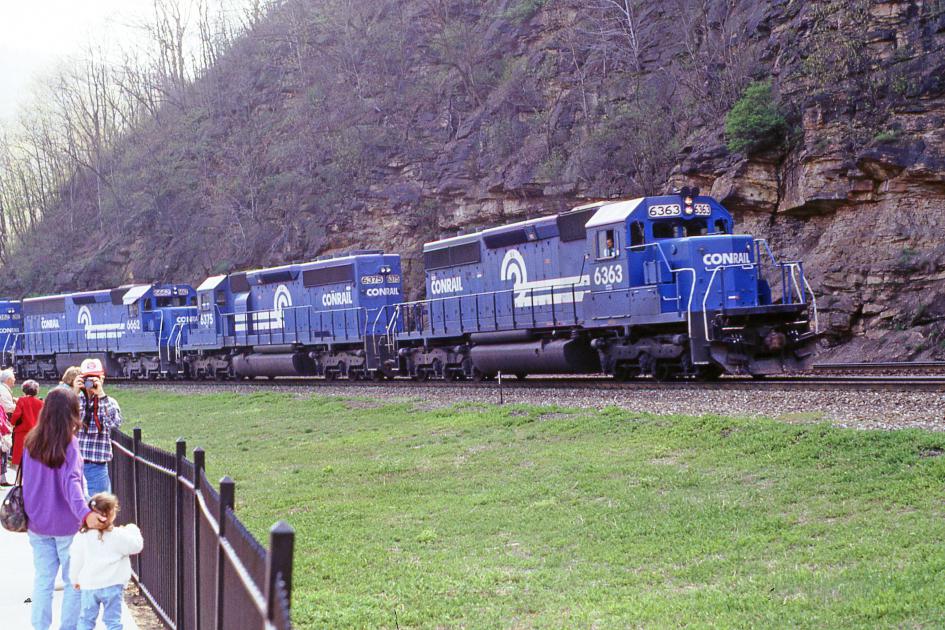 CR 6363 Horseshoe Curve | Conrail Photo Archive