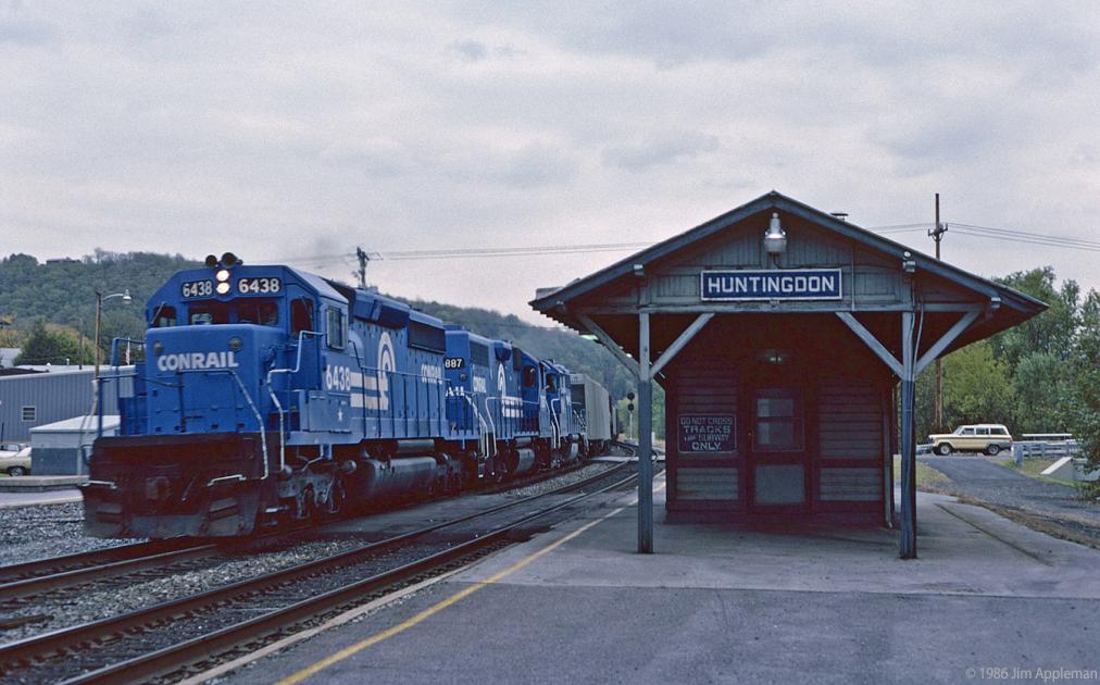 CR 6438 at Huntingdon, PA 10/16/1986 | Conrail Photo Archive