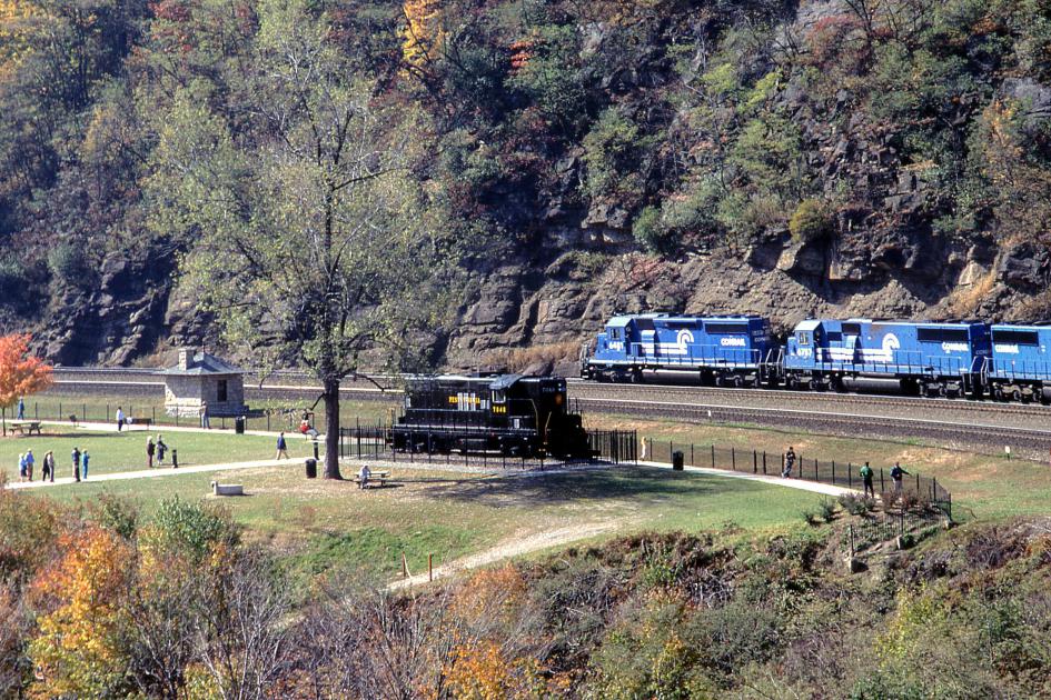 CR 6481 Horseshoe Curve | Conrail Photo Archive