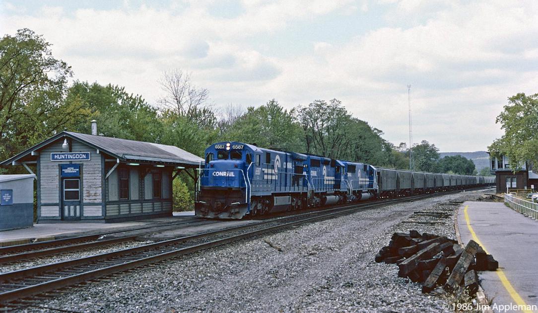 CR 6587 at Huntingdon, PA 10/16/1986 | Conrail Photo Archive