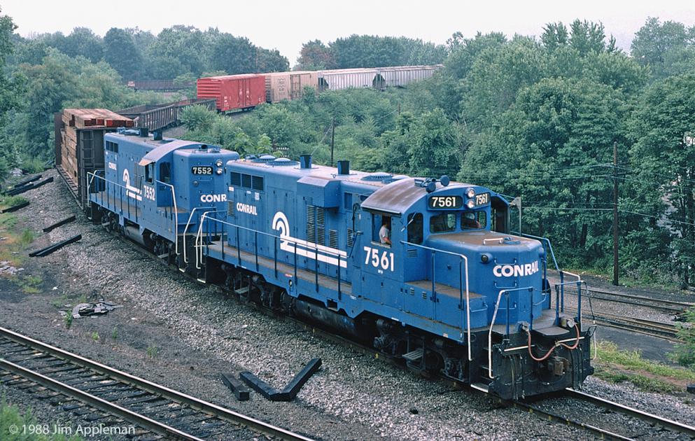 CR 7561 & 7552 at Marysville, PA 7/12/1988 | Conrail Photo Archive