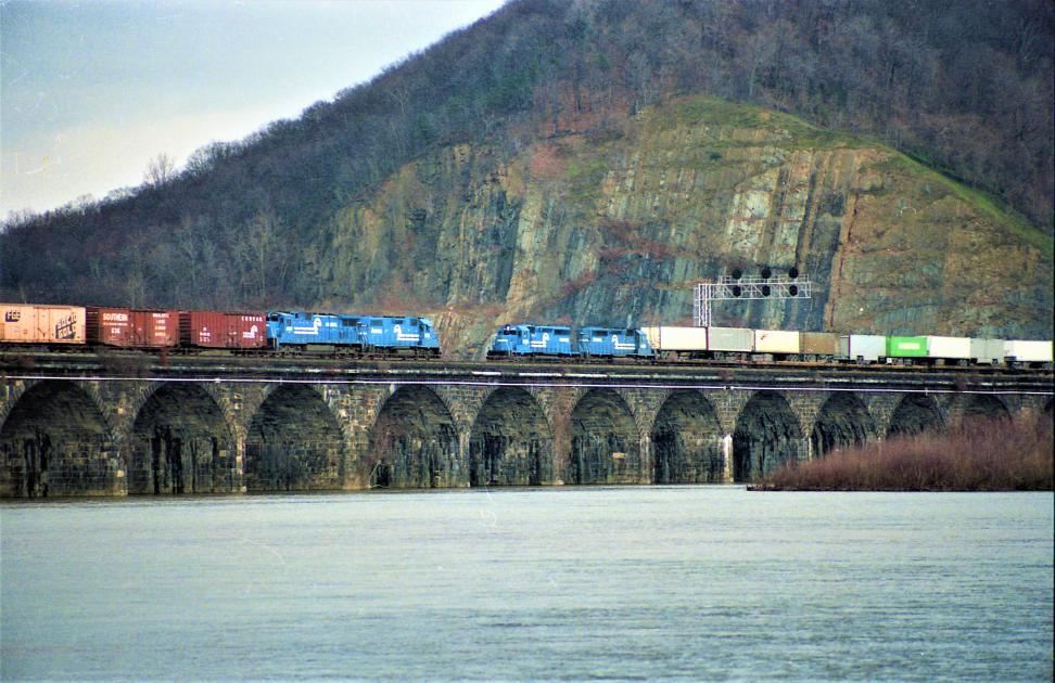 CR. Freight trains meet on Rockville Bridge, April 1983 | Conrail Photo ...