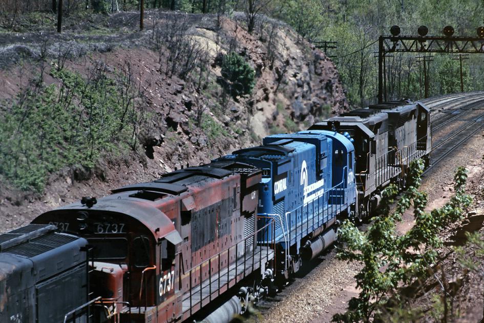 CR 6737 at Horseshoe Curve MP 241 on May 21, 1977 | Conrail Photo Archive