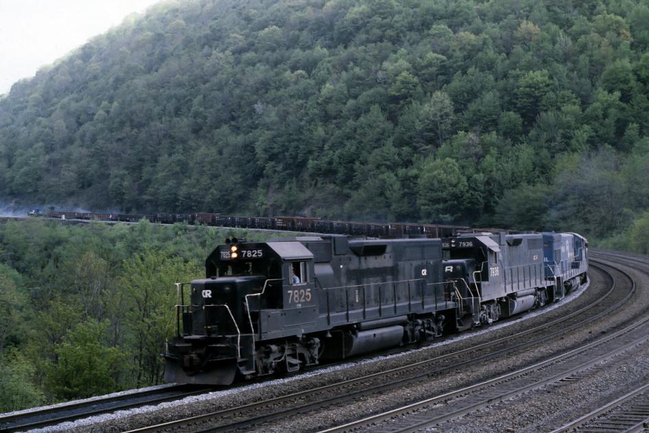 CR 7825 at Horseshoe Curve on May 21, 1977 | Conrail Photo Archive