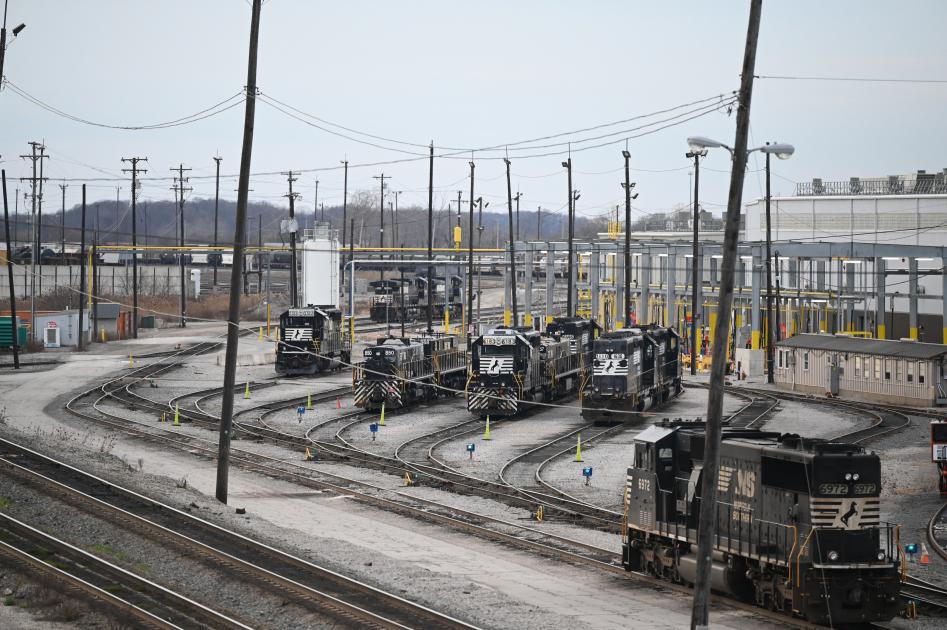 NS 850 (CR 1108 | CR 6863) & NS 857 (CR 1126 | CR 6816) at Bellevue 12-15-2021 | Conrail Photo ...