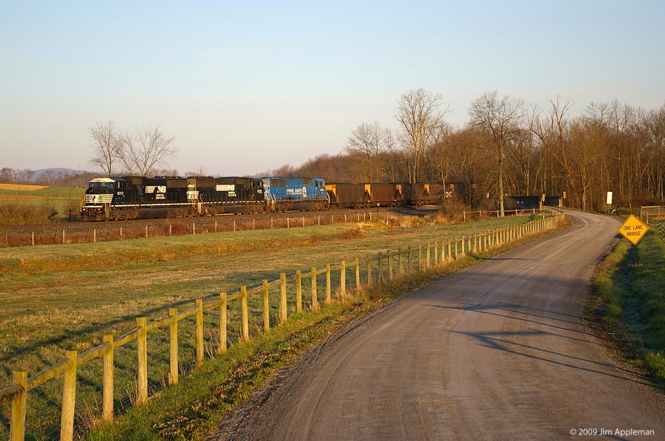 NS 6717 (CR 5577) at Schuyler, PA 4/18/2009 | Conrail Photo Archive