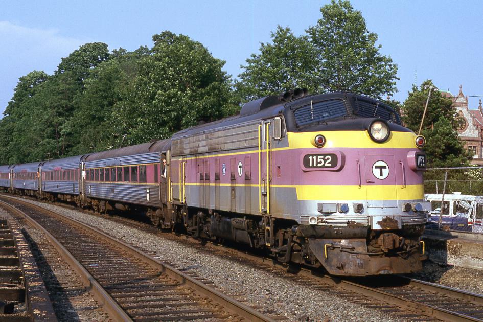 MBTA 1152 Wellesley MA | Conrail Photo Archive